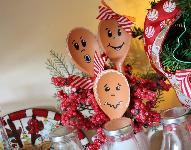 Christmas gingerbread hot cocoa station - Once a Duckling